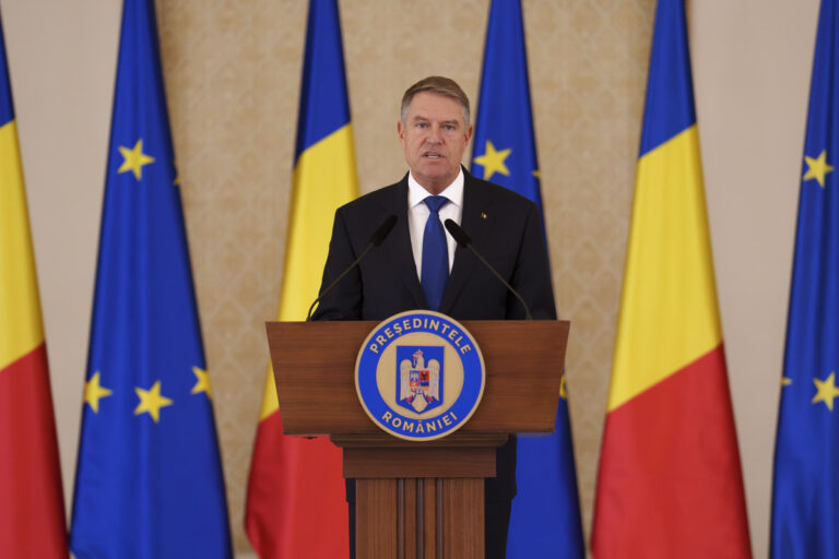 Romania, il presidente Klaus Iohannis si dimette in vista dell'impeachment