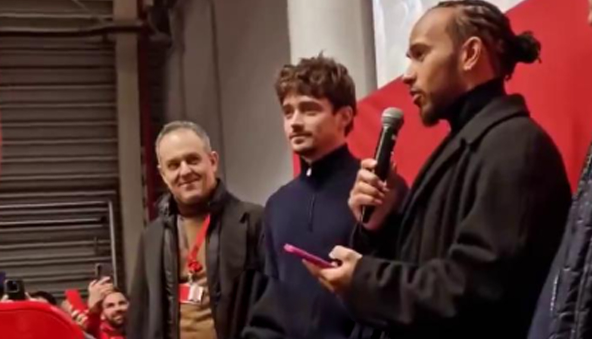 Hamilton, il suo italiano sorprende tutti. Il video all'evento Ferrari