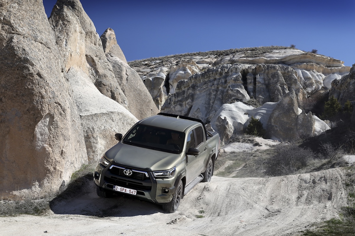 Toyota Hilux 2025: l’icona si rinnova con tecnologia ibrida 48V e una ...