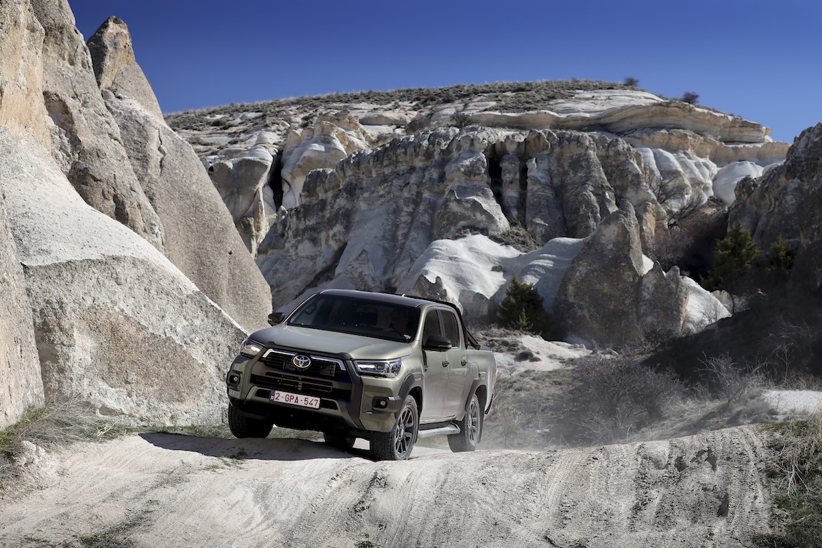 Toyota Hilux 2025: l’icona si rinnova con tecnologia ibrida 48V e una ...