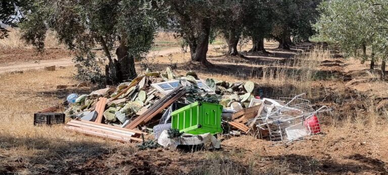 Rifiuti dalla Campania alla Puglia, blitz Dda: 19 misure