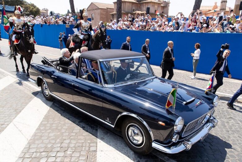 La Lancia Flaminia Presidenziale accompagna il Presidente alla parata ...