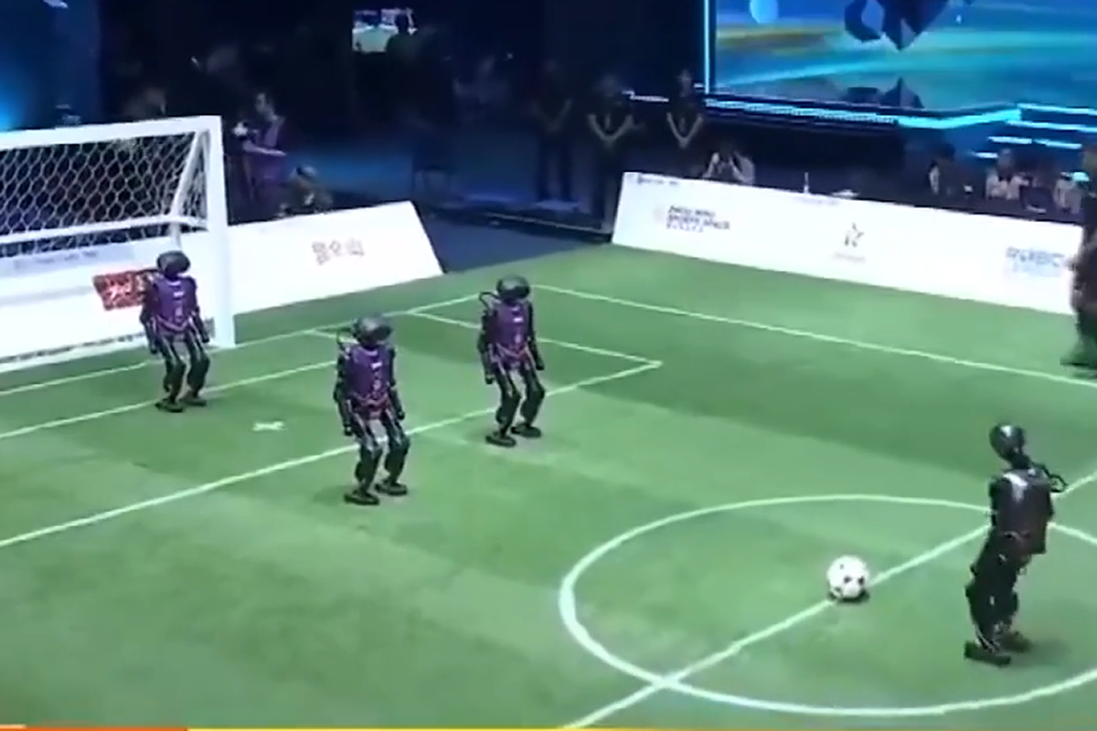 Cina, prima partita di calcio tra robot umanoidi. Il futuro dello sport ...