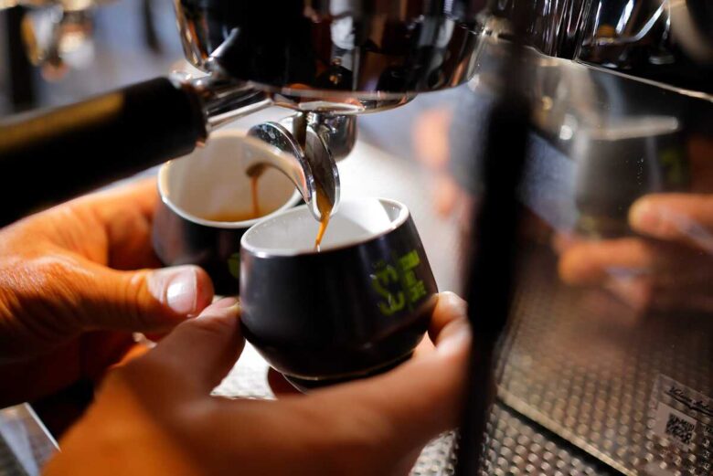 Caffè, quanto ci costi. Bere una tazzina al bar diventerà un lusso ...