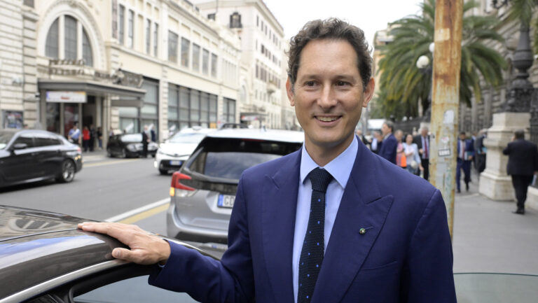 Exor in rosso, ma John Elkann sempre più ricco: 24mln di stipendio