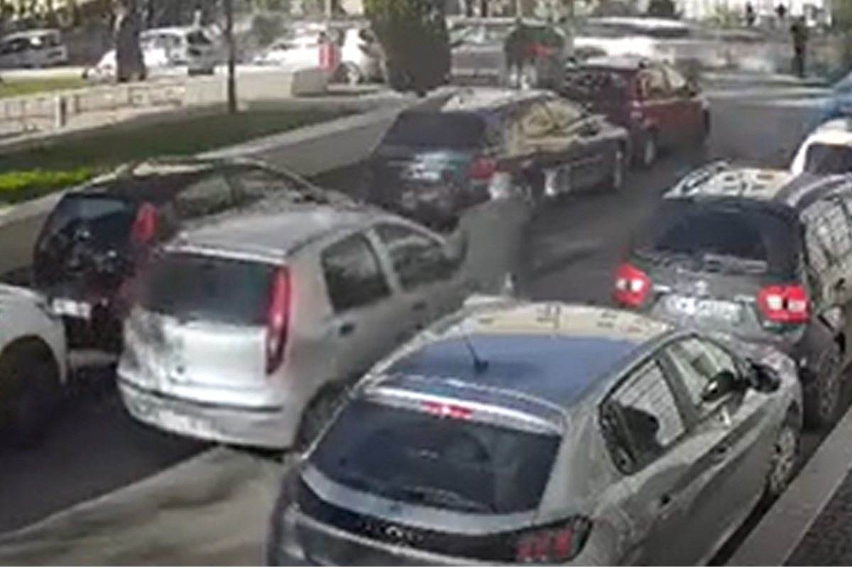 Gli rubano l'auto nuova, lui li insegue a piedi. Follia a Foggia. VIDEO